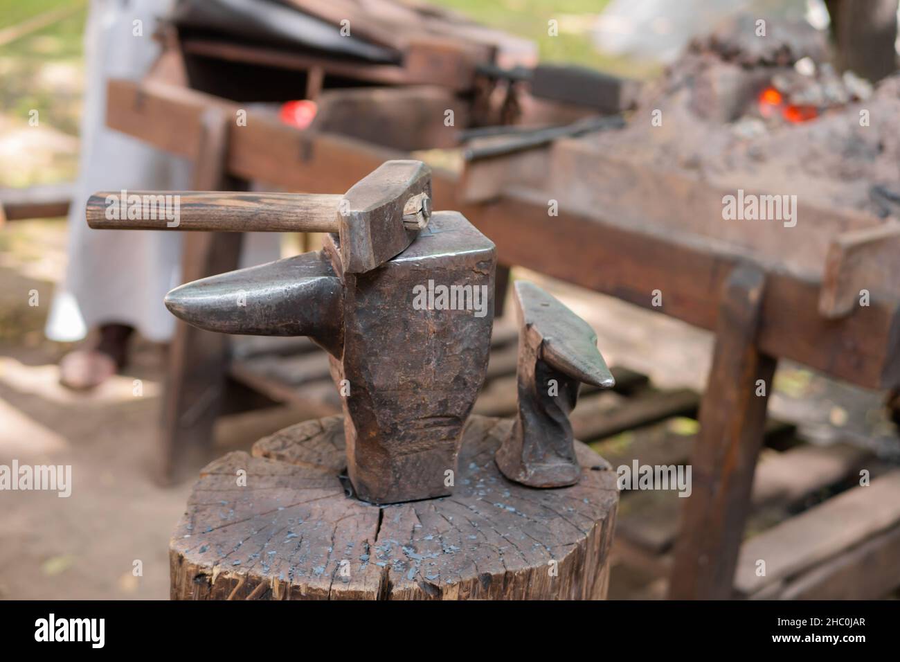 Hammer and blacksmith anvil at outdoor forge - close up Stock Photo - Alamy