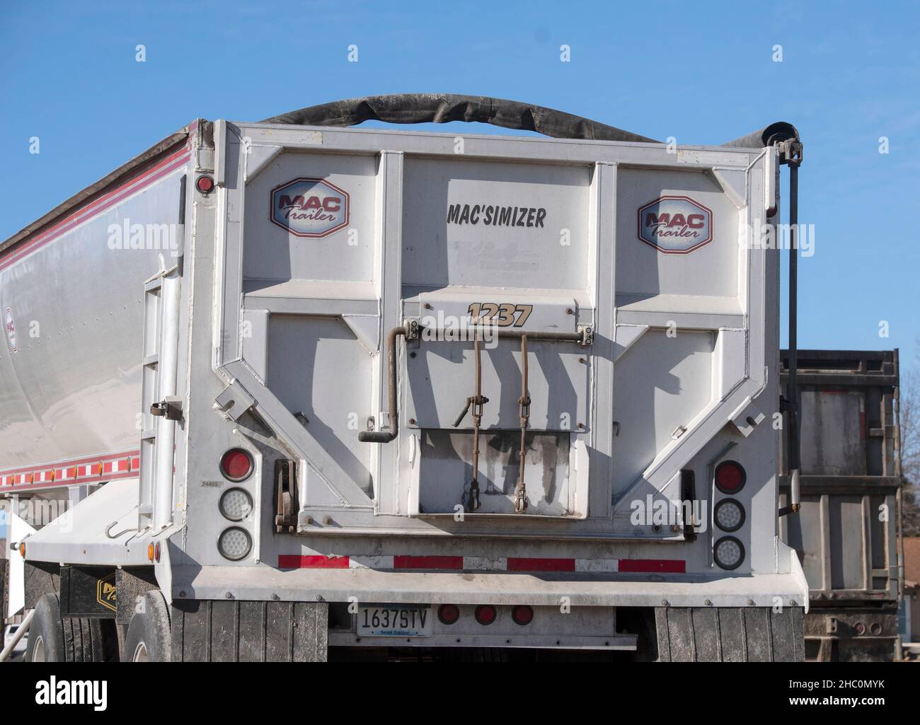 Detail of dump gate on MAC Trailer MAC SIMIZER round bottom dump ...