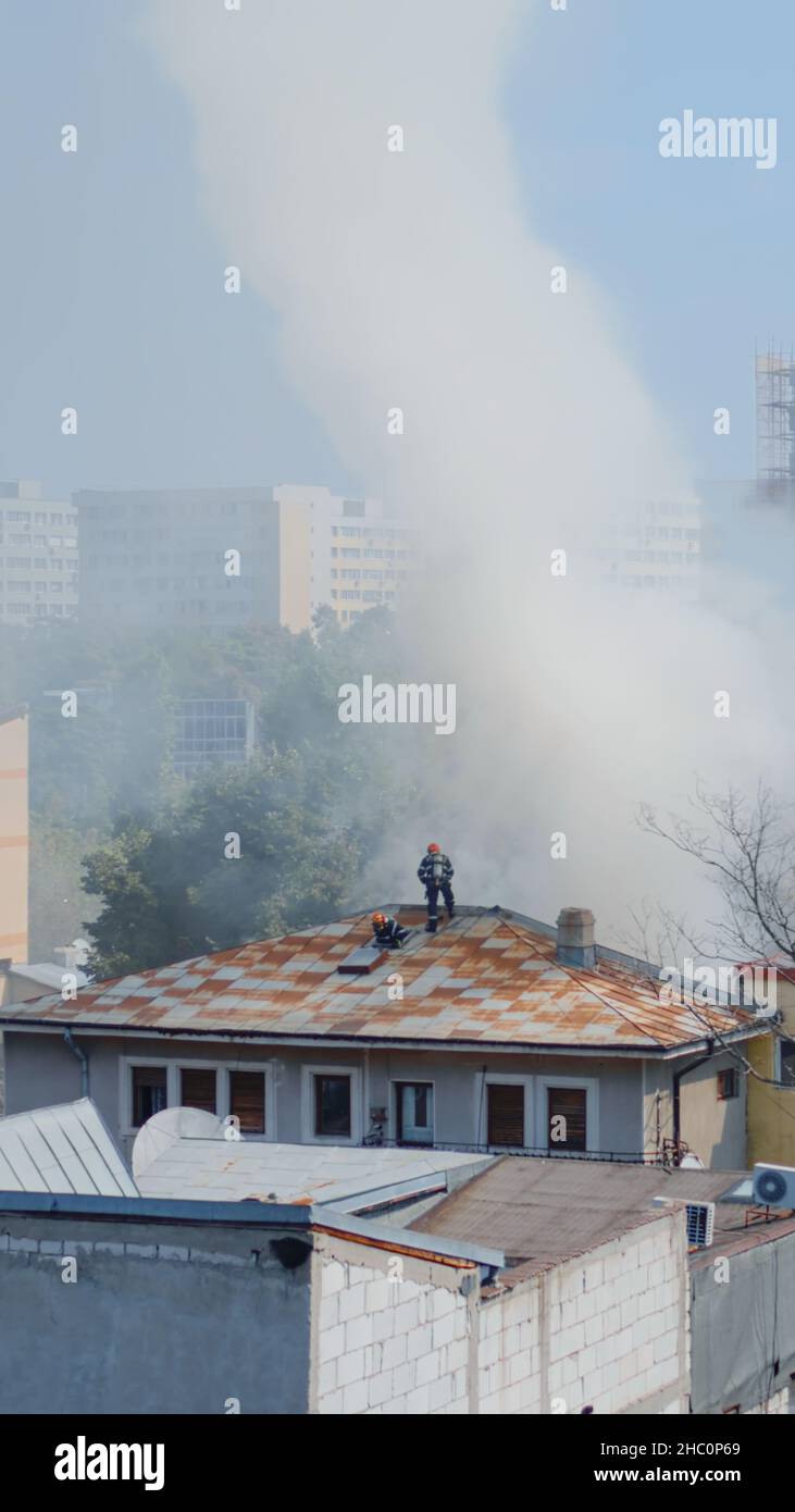 Fireman putting out building fire hi-res stock photography and images ...