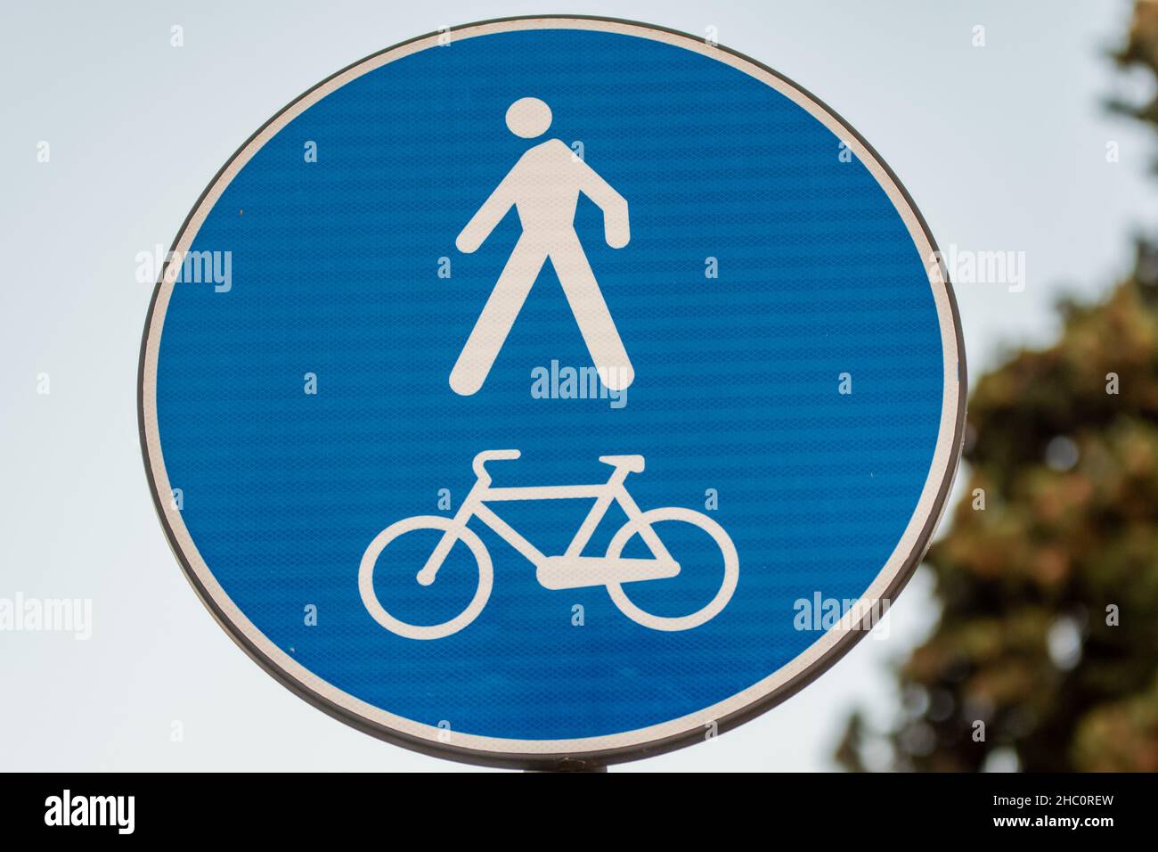 Bicycle and pedestrian traffic sign hi-res stock photography and images ...