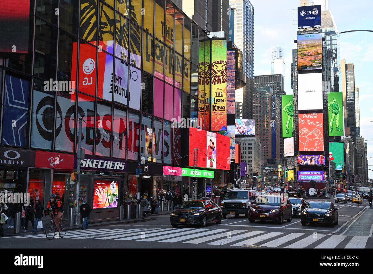 Times square 2021 hi-res stock photography and images - Alamy