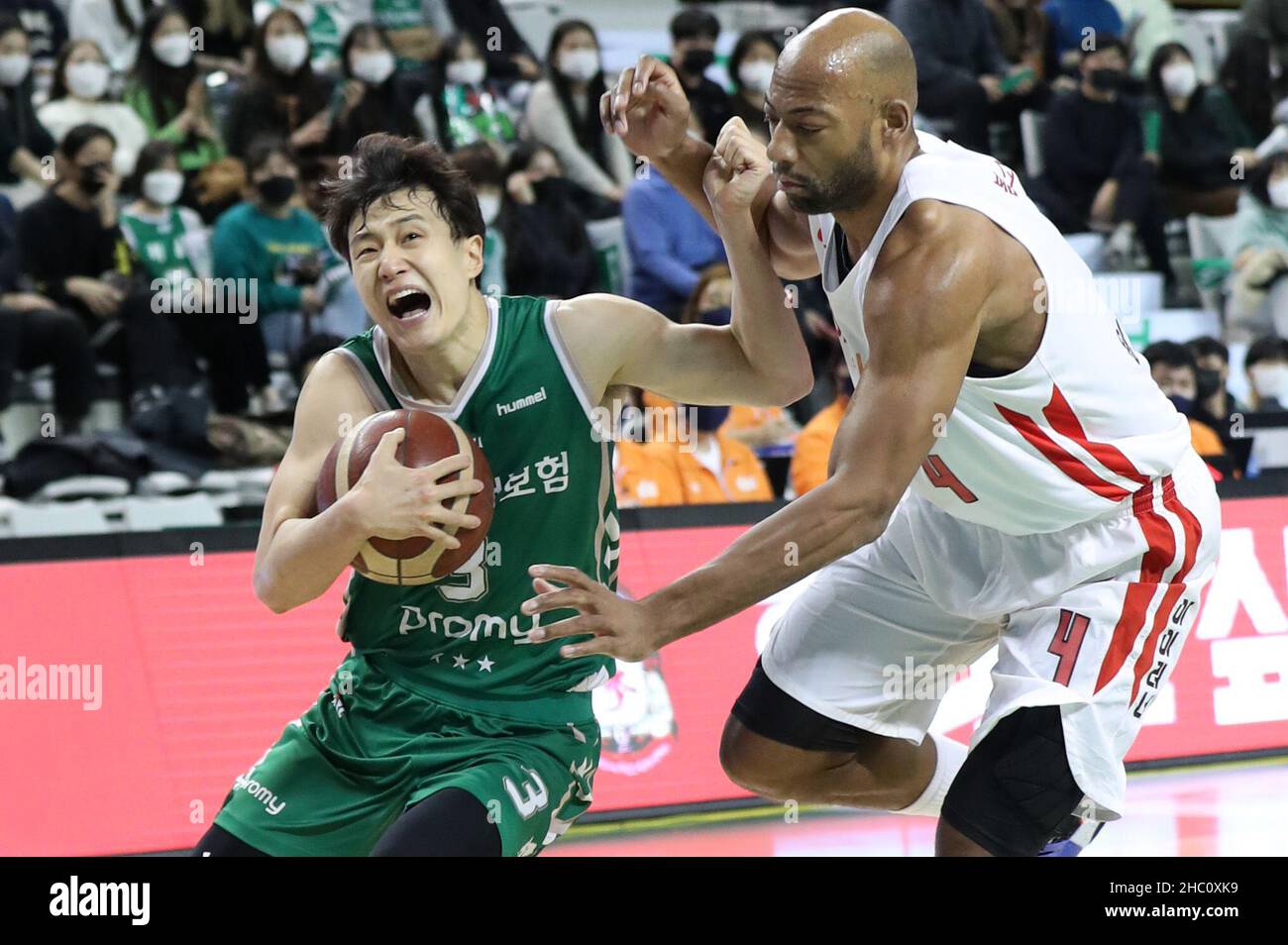 23rd Dec, 2021. Heo Woong in action Wonju DB Promy's Heo Woong (L ...