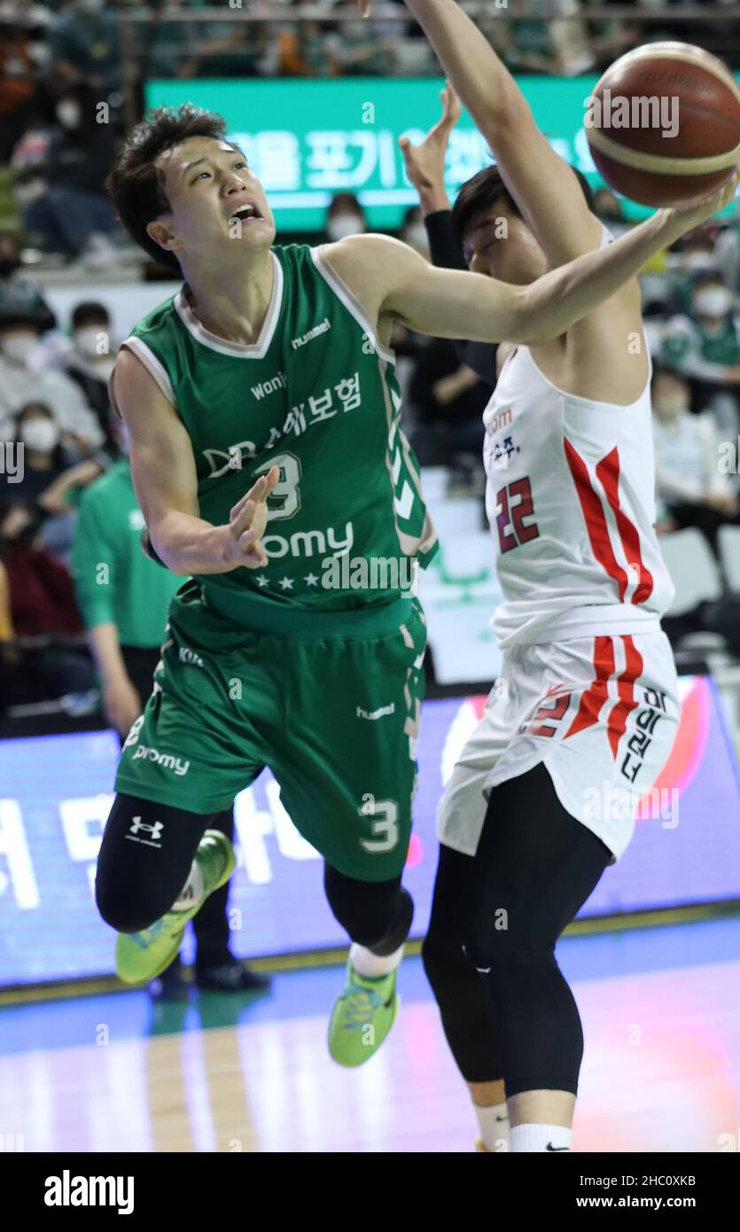 23rd Dec, 2021. Heo Woong in action Wonju DB Promy's Heo Woong (L) goes ...