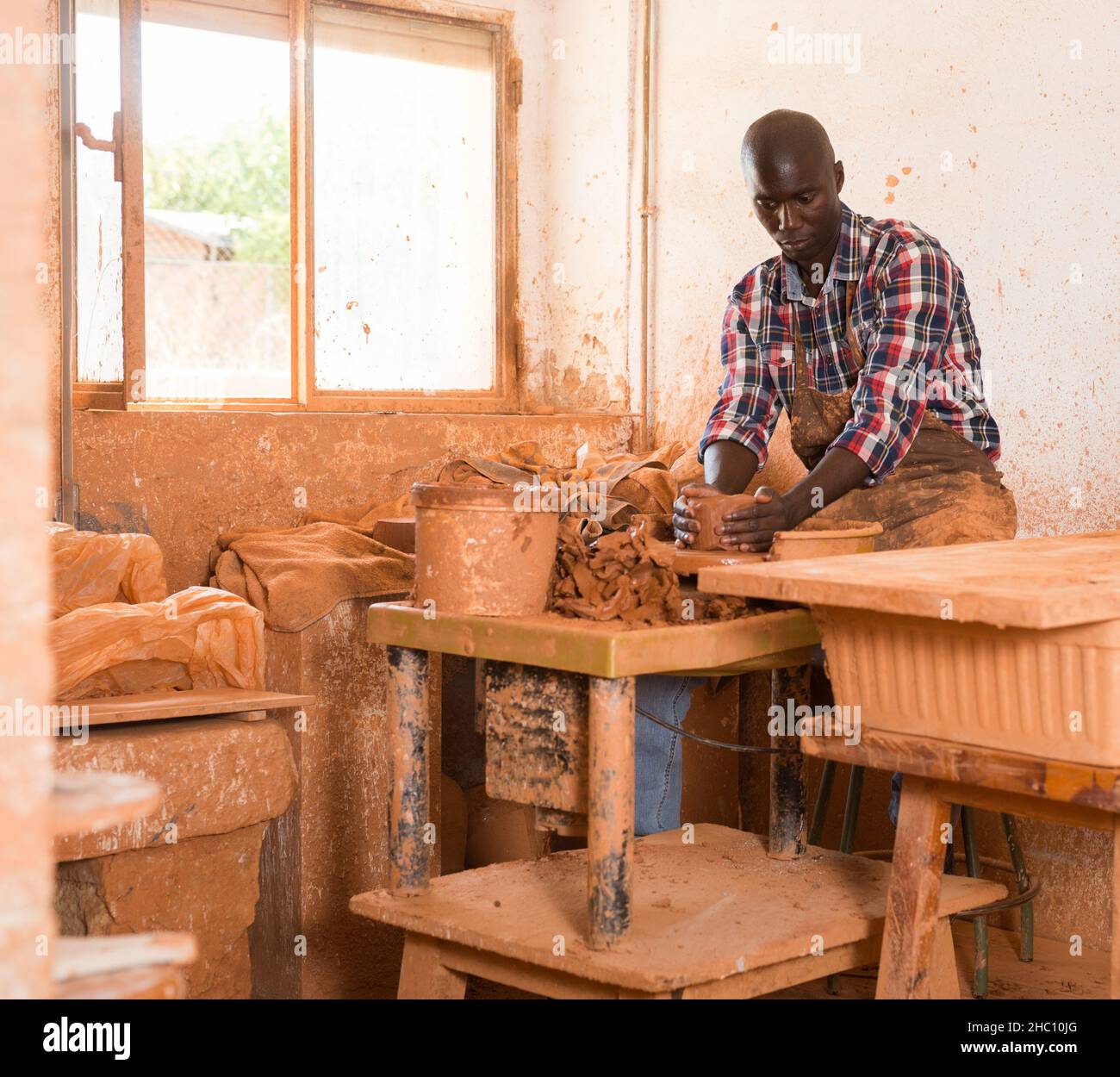 Man creating earthenware on wheel hi-res stock photography and images ...