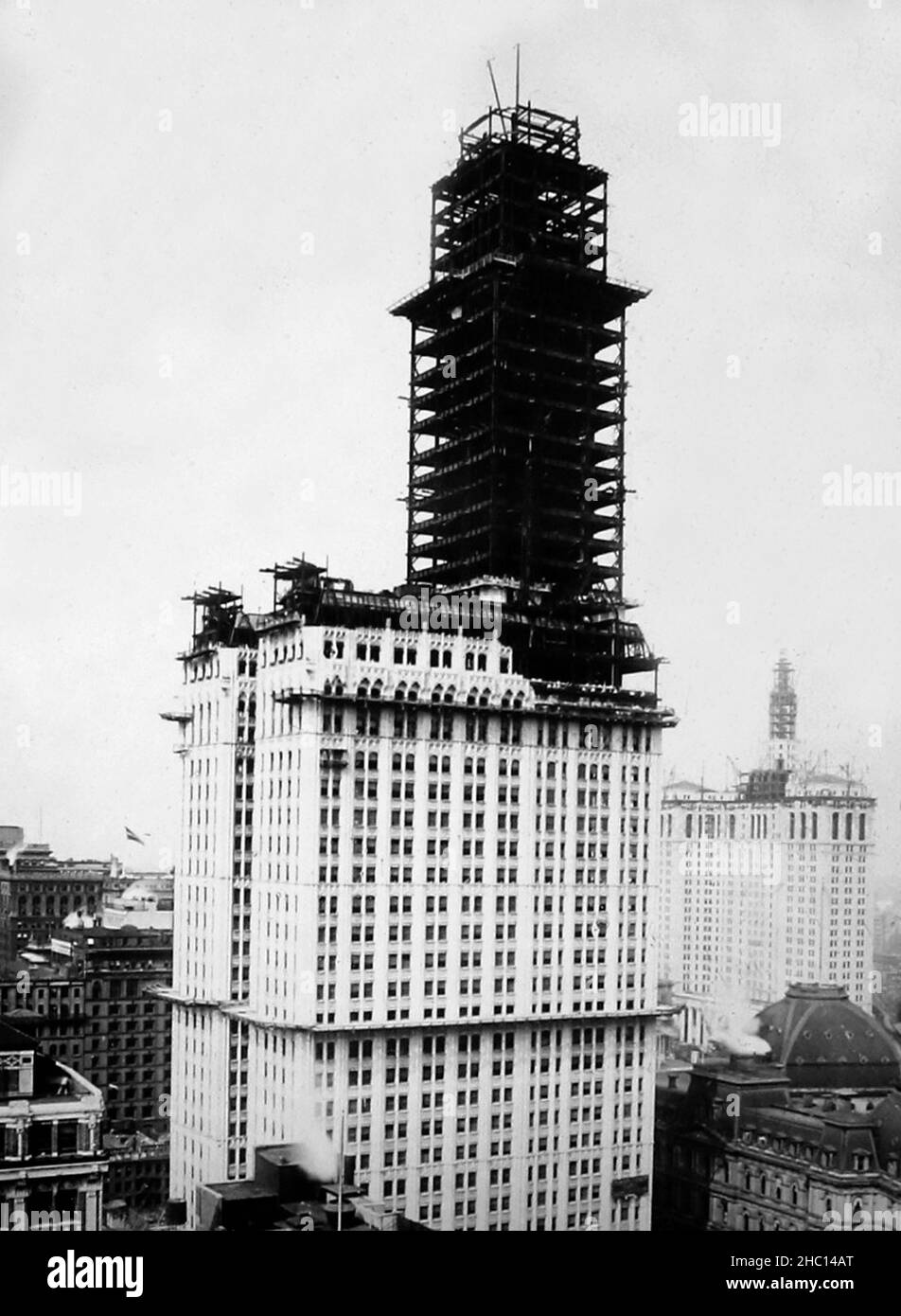 Construction of the Woolworth Building, New York, early 1900s Stock ...