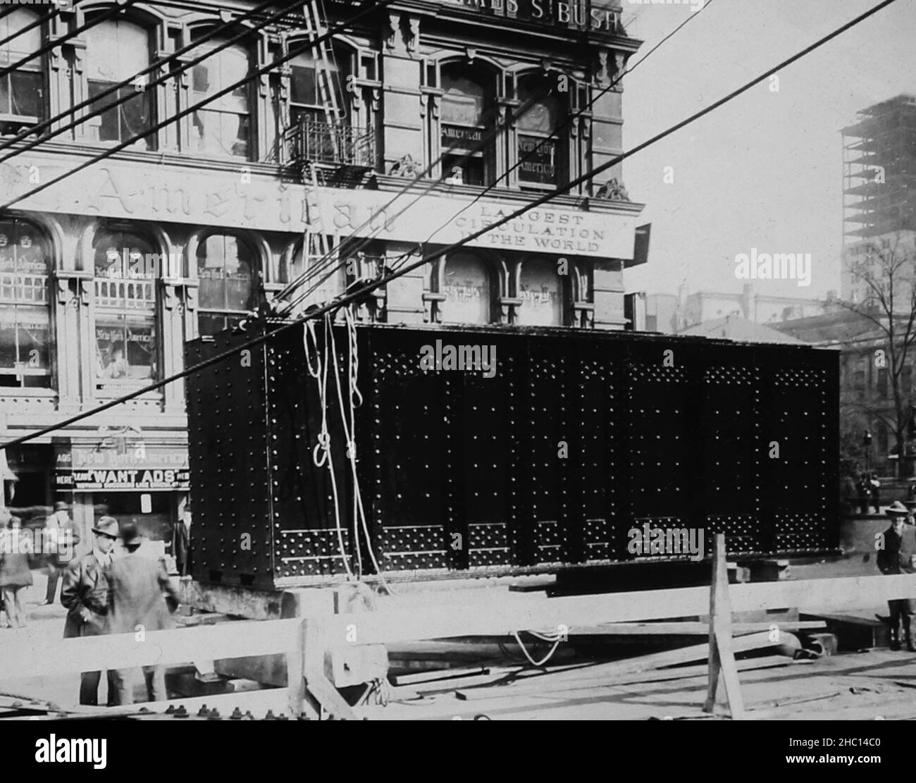 Construction of the Woolworth Building, New York, early 1900s Stock ...
