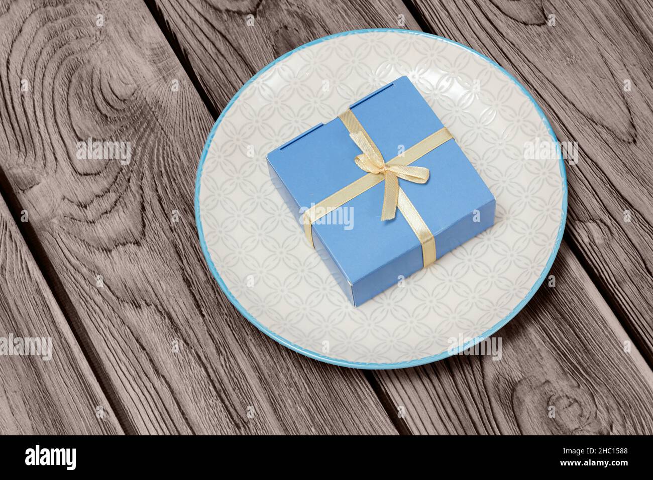 Box top plate hi-res stock photography and images - Alamy