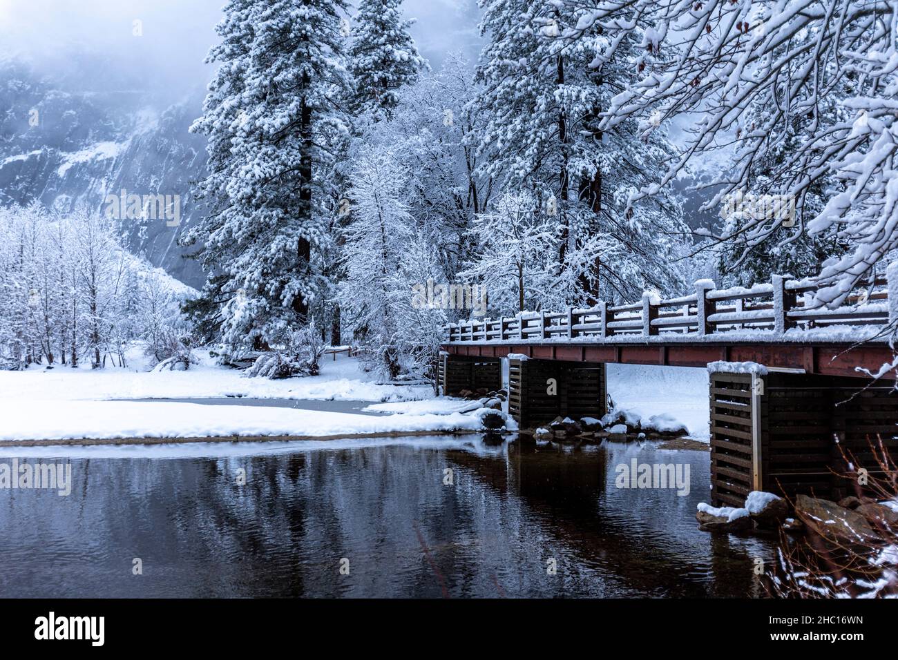 Swinging bridge yosemite hi-res stock photography and images - Alamy