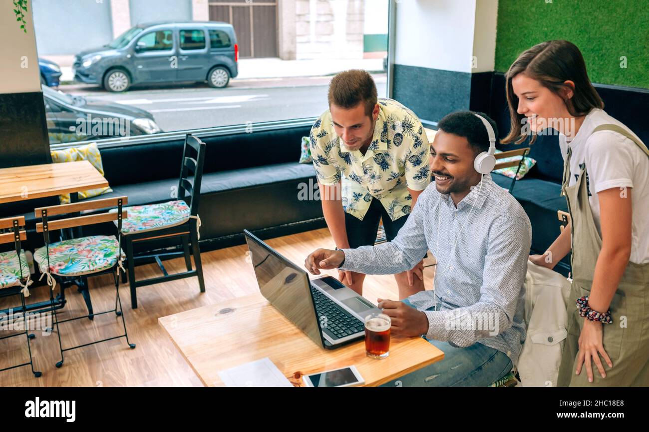 Video happy male female friends hi-res stock photography and images - Alamy