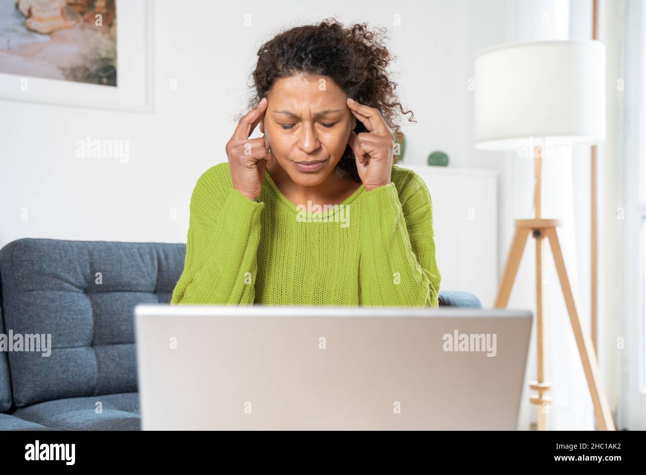 Black woman on computer hi-res stock photography and images - Alamy