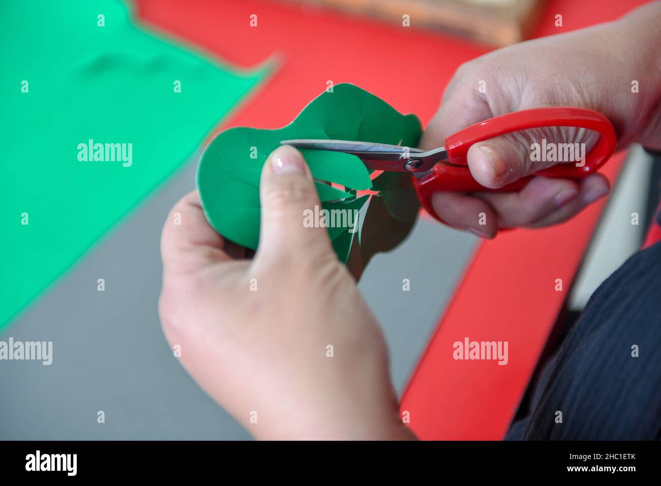 (211222) -- CHANGCHUN, Dec. 22, 2021 (Xinhua) -- Li Baofeng creates ...