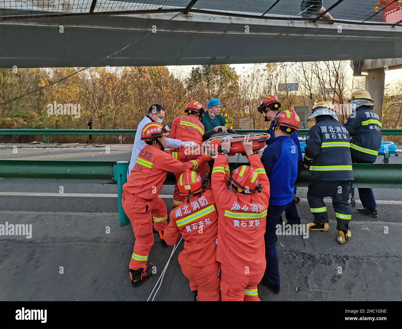 (211218) -- EZHOU, Dec. 18, 2021 (Xinhua) -- Rescuers conduct rescue ...