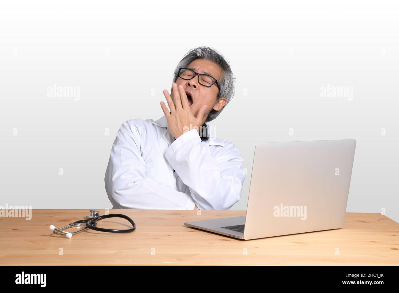 Senior asian physician sitting hi-res stock photography and images - Alamy