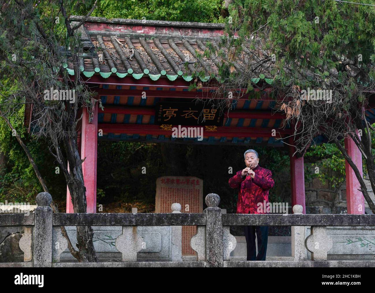 Traditional gongs hi-res stock photography and images - Alamy