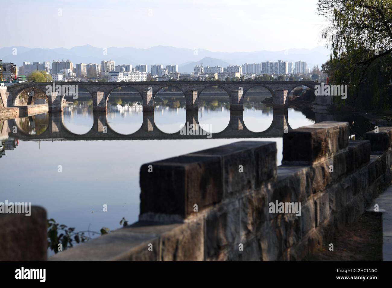 (211222) -- HUANGSHAN, Dec. 22, 2021 (Xinhua) -- Photo shows the ...