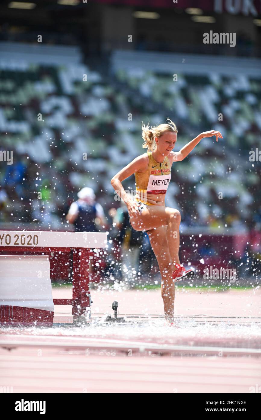 Lea Meyer participating in the 3000 meters steeplechase at the 2020 ...