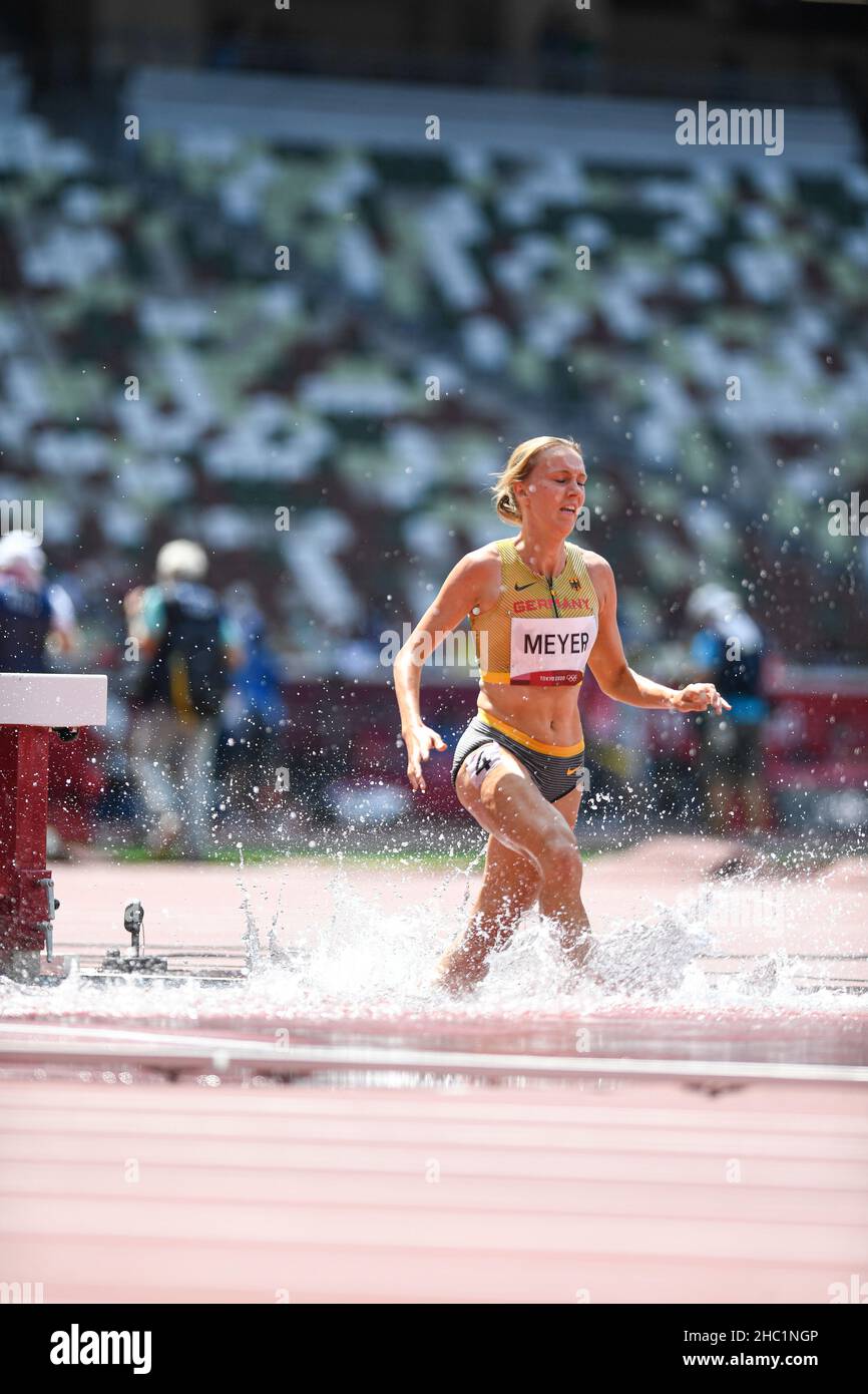 Lea Meyer participating in the 3000 meters steeplechase at the 2020 ...