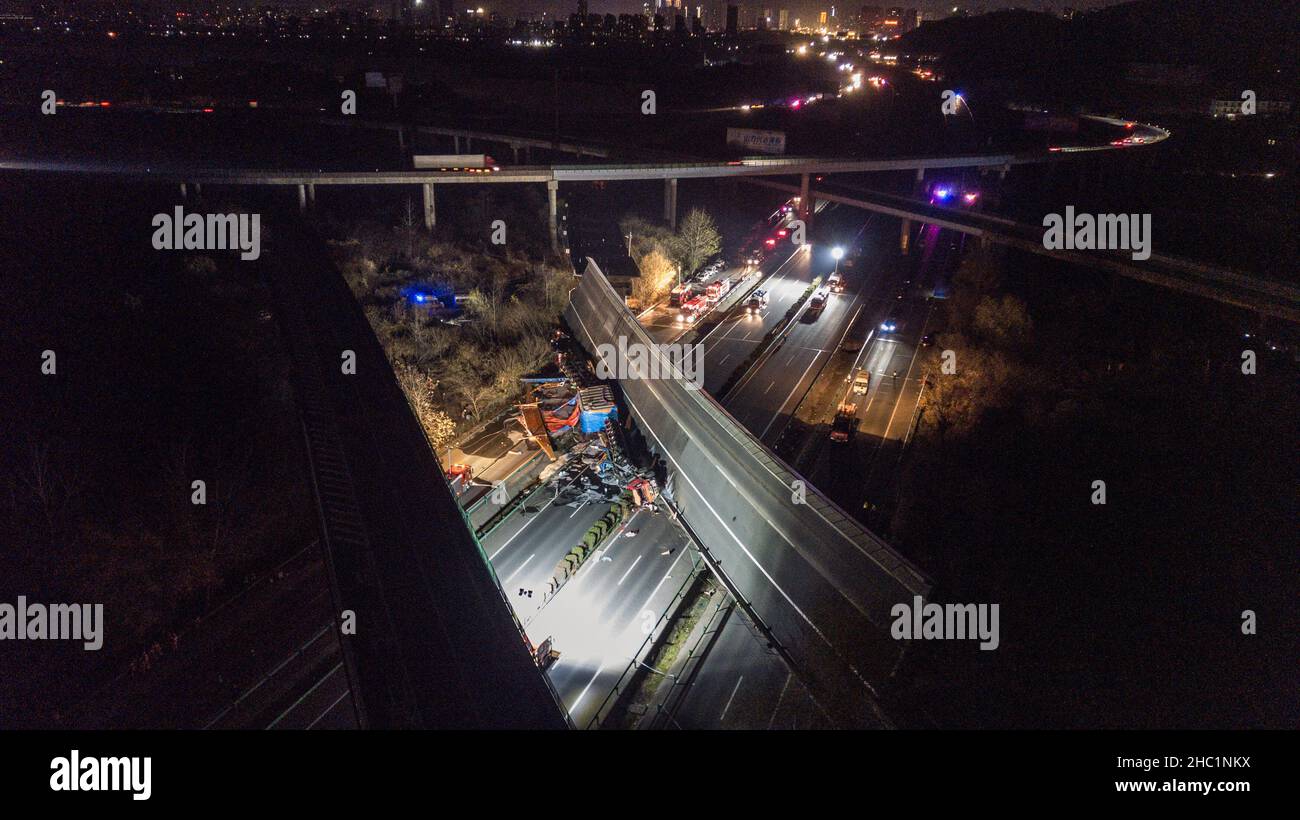 (211218) -- EZHOU, Dec. 18, 2021 (Xinhua) -- Aerial photo taken on Dec ...