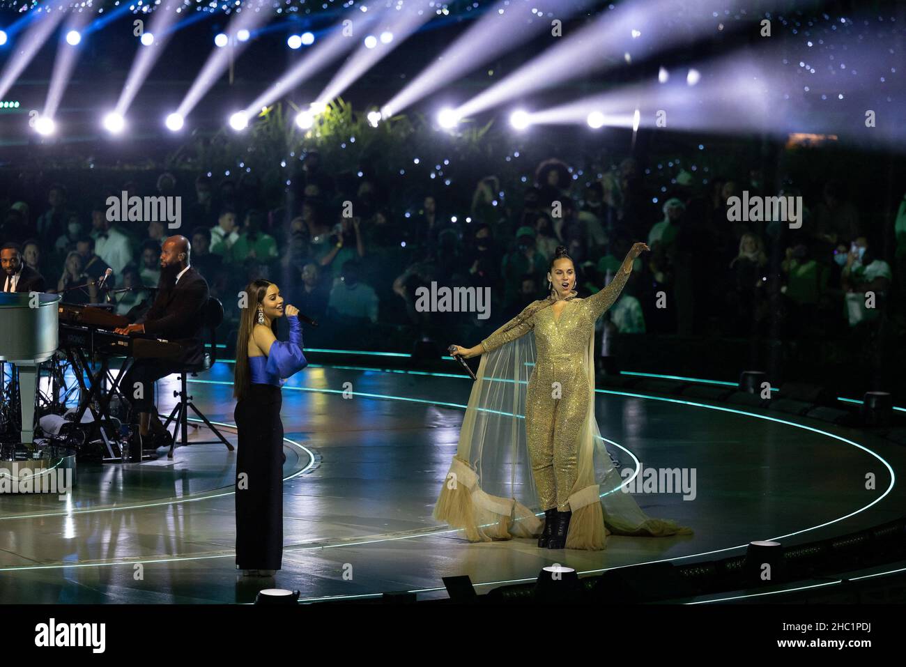 L-R : Emirati singer Balqees sings alongside Alicia Keys during ...