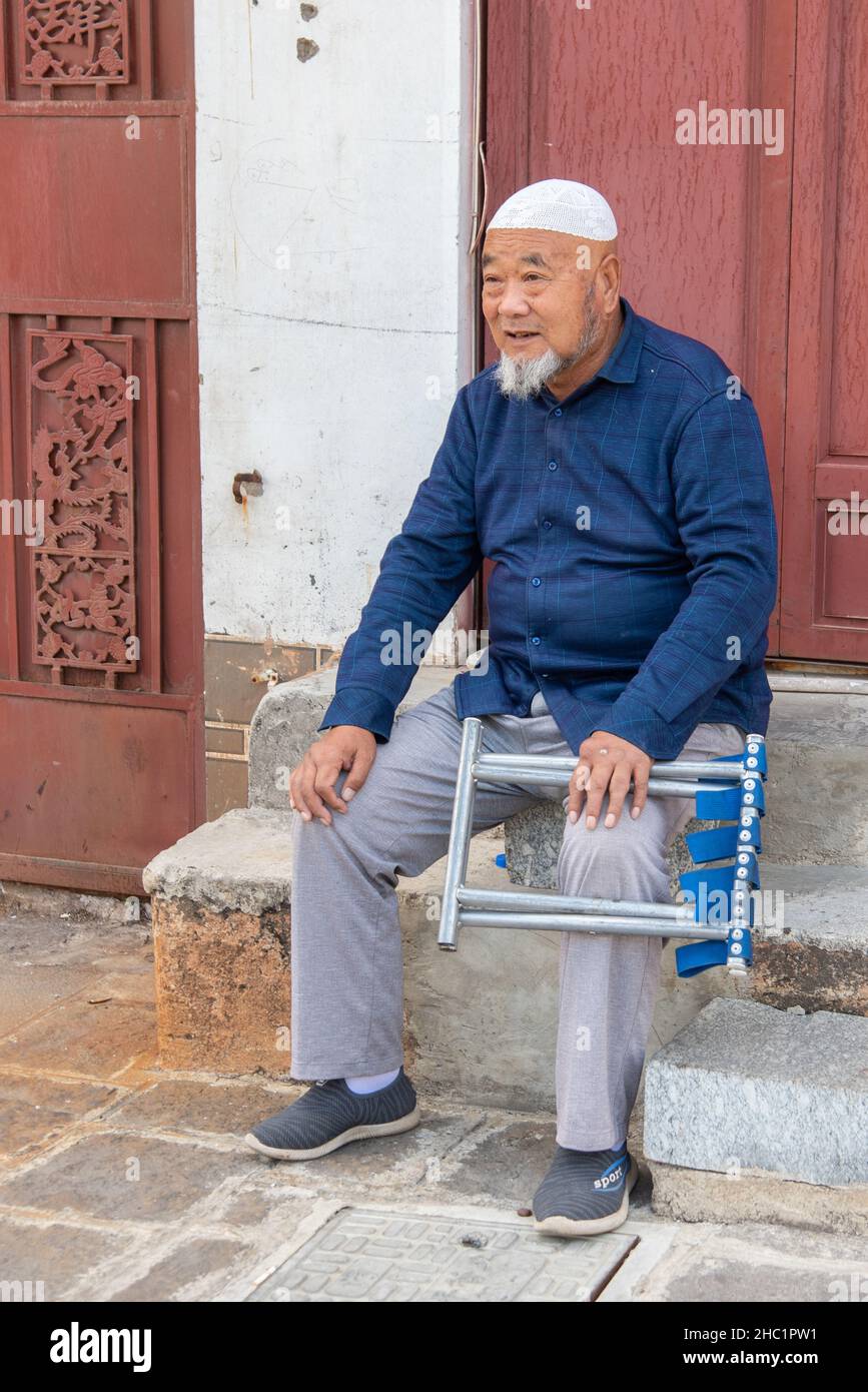Old man doorstep hi-res stock photography and images - Alamy