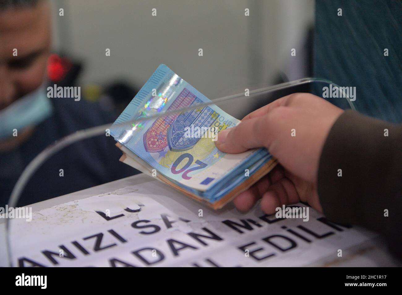 (211216) -- ANKARA, Dec. 16, 2021 (Xinhua) -- A customer exchanges ...