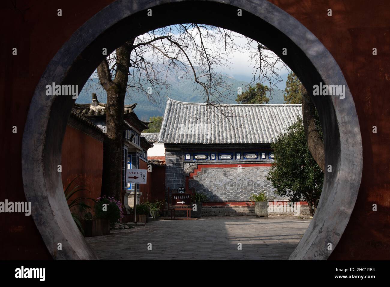 Yunnan province monastery snow hi-res stock photography and images - Alamy