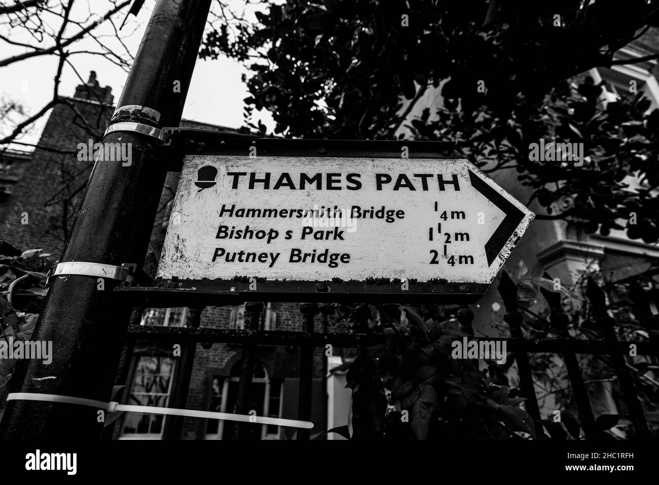 Thames path sign Black and White Stock Photos & Images - Alamy