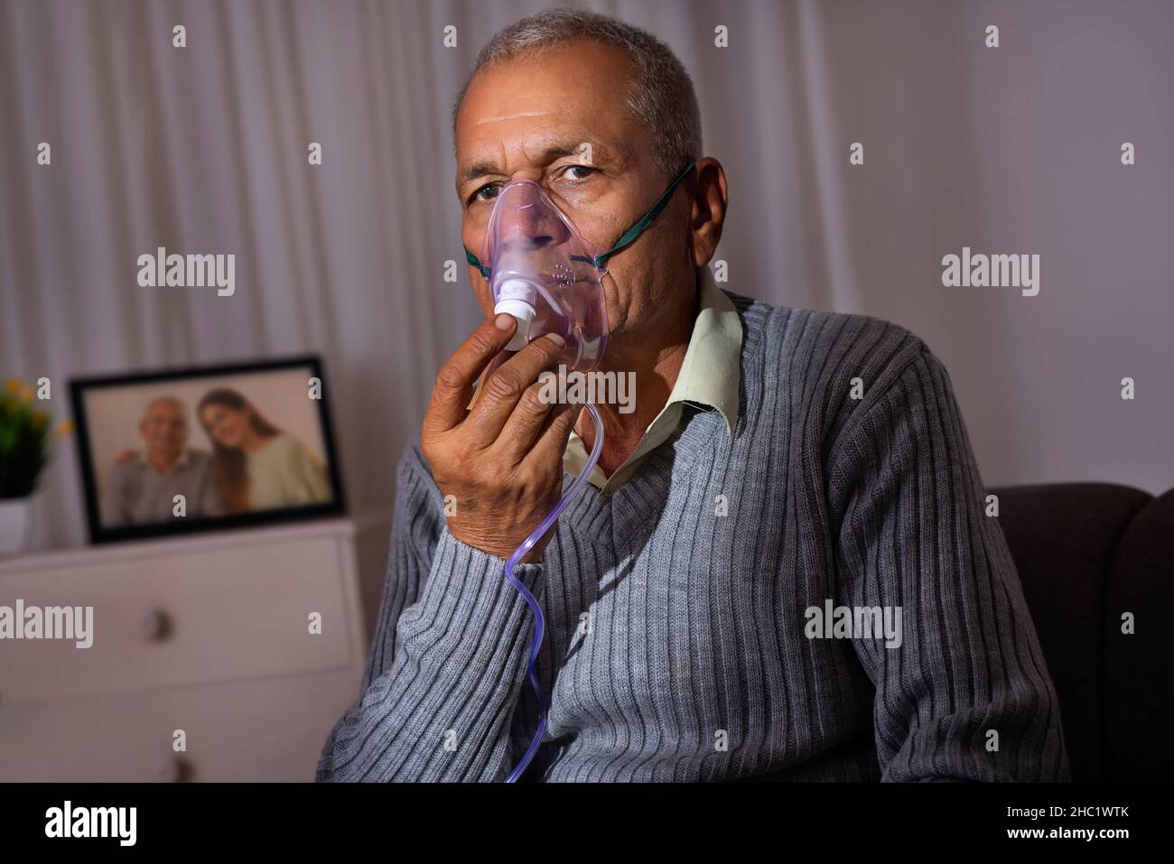 Old age man wearing oxygen mask at home Stock Photo - Alamy