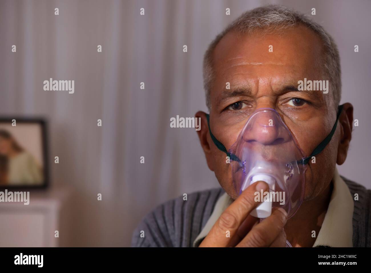 Oxygen mask home elderly hi-res stock photography and images - Alamy