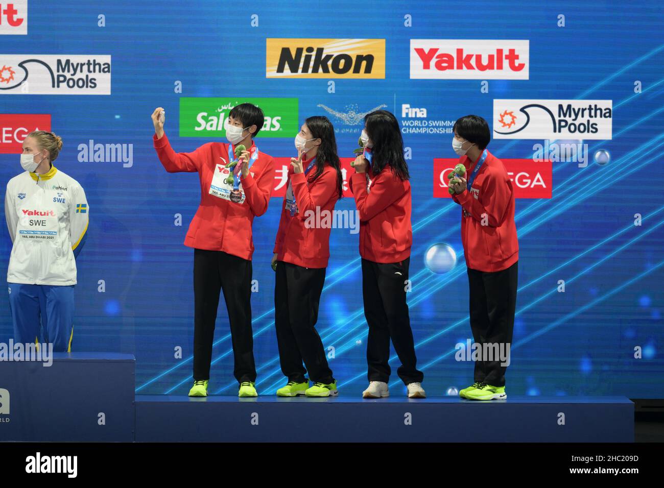 (211222) -- ABUDHABI, Dec. 22, 2021 (Xinhua) -- Peng Xuwei, Tang Qianting, Zhang Yufei and Cheng ...