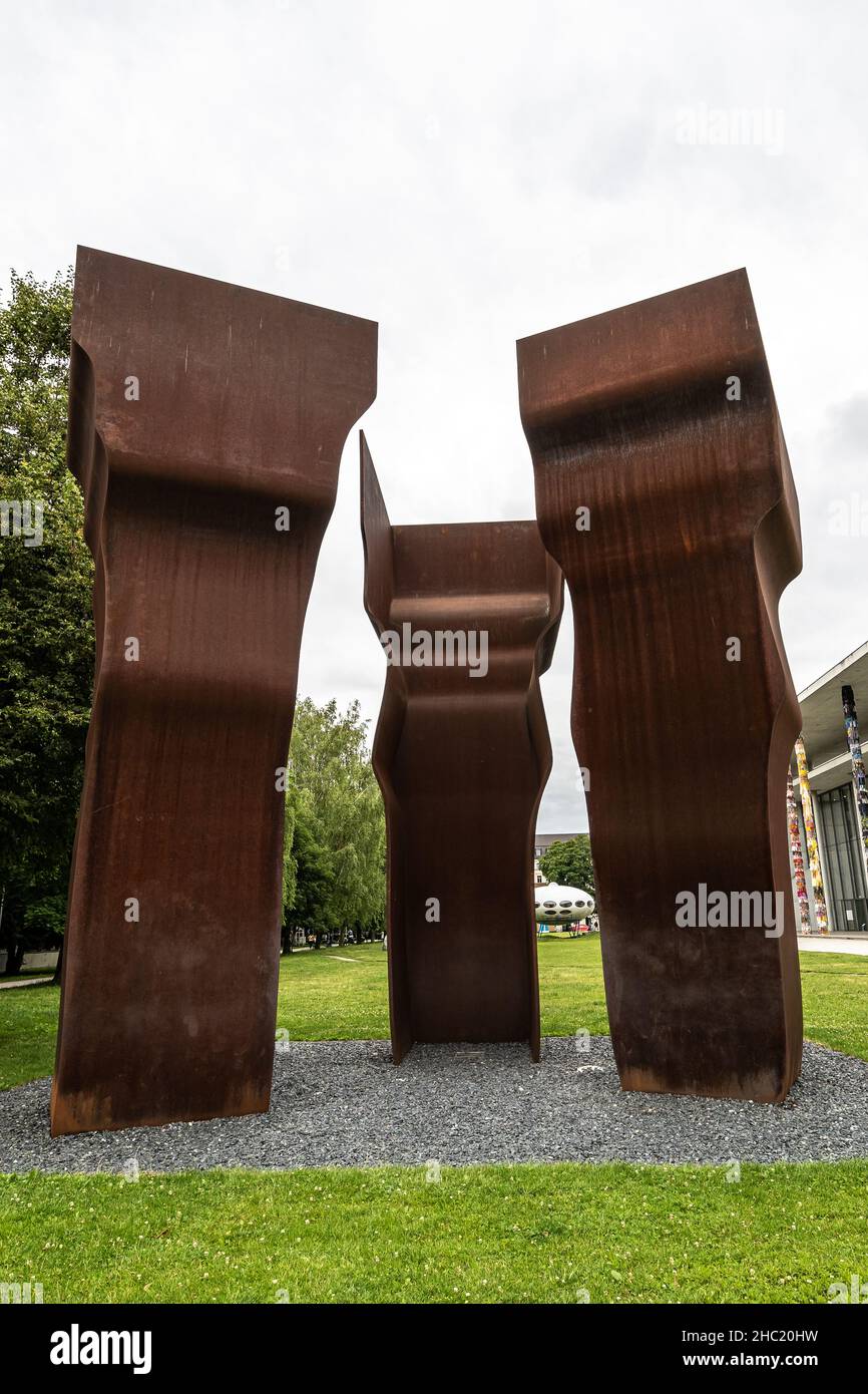 Big rusty monument sculpture in green park between Alte Pinakotek and ...