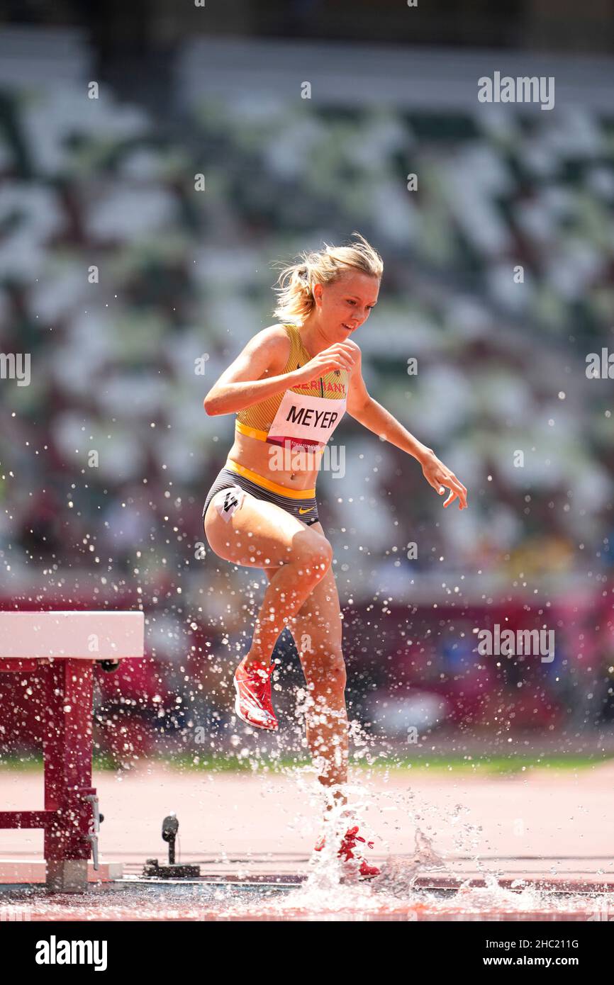 Lea Meyer participating in the 3000 meters steeplechase at the 2020 ...