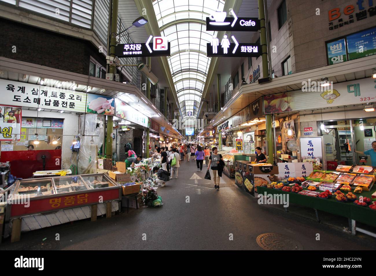 Mangwon Market in Seoul Stock Photo - Alamy