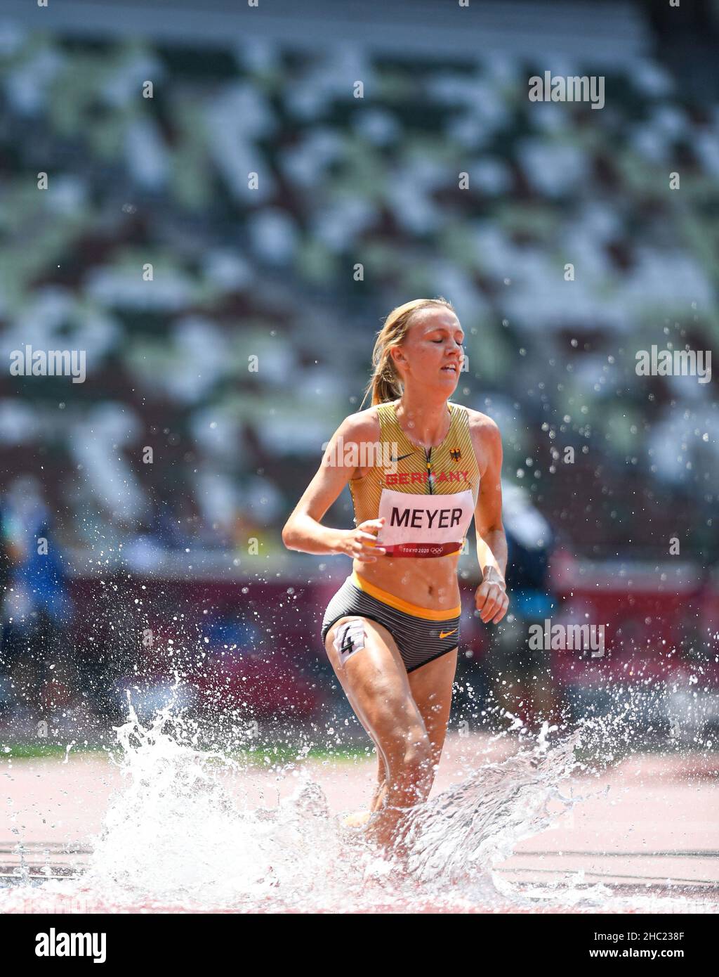 Lea Meyer participating in the 3000 meters steeplechase at the 2020 ...