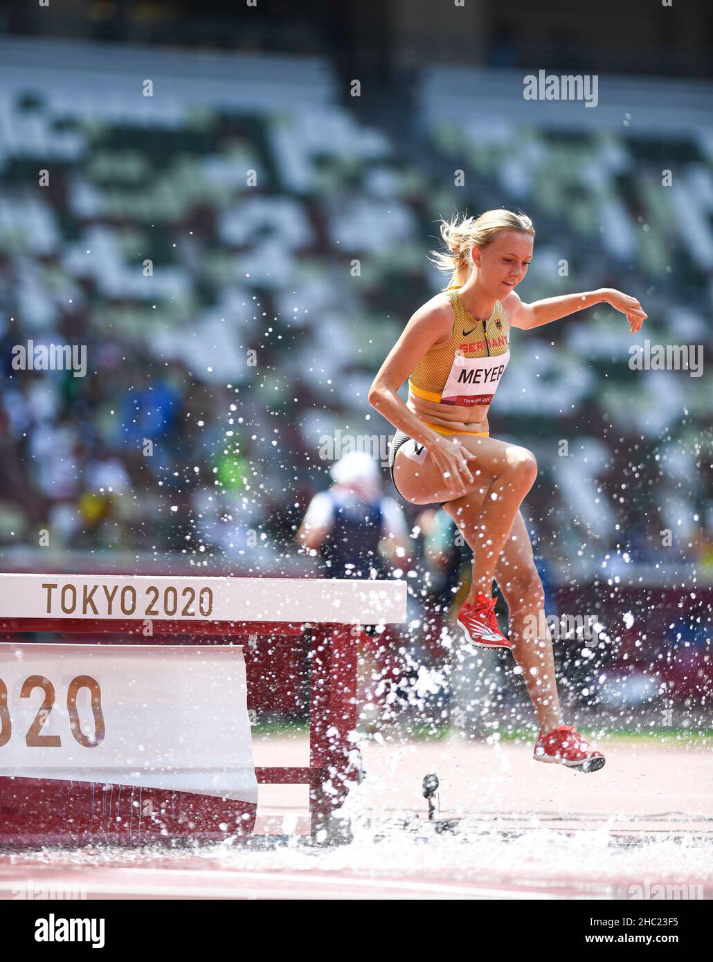 Lea Meyer participating in the 3000 meters steeplechase at the 2020 ...
