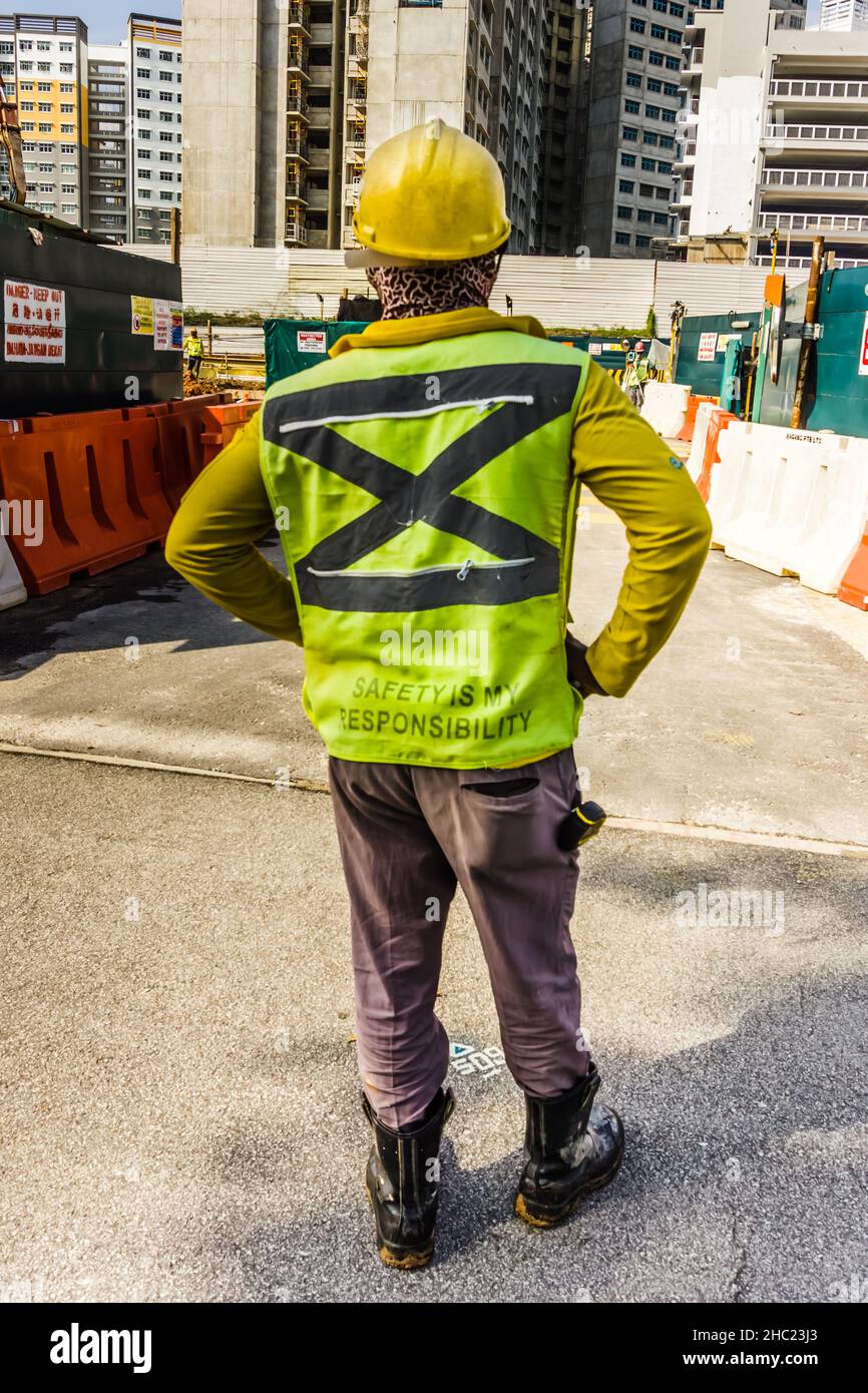 Construction site worker wearing full safety gears Stock Photo - Alamy