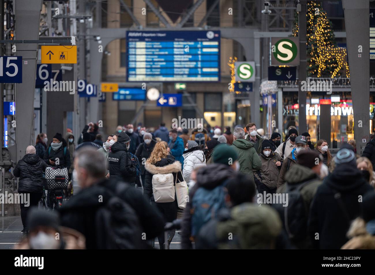 Peak travel period hi-res stock photography and images - Alamy