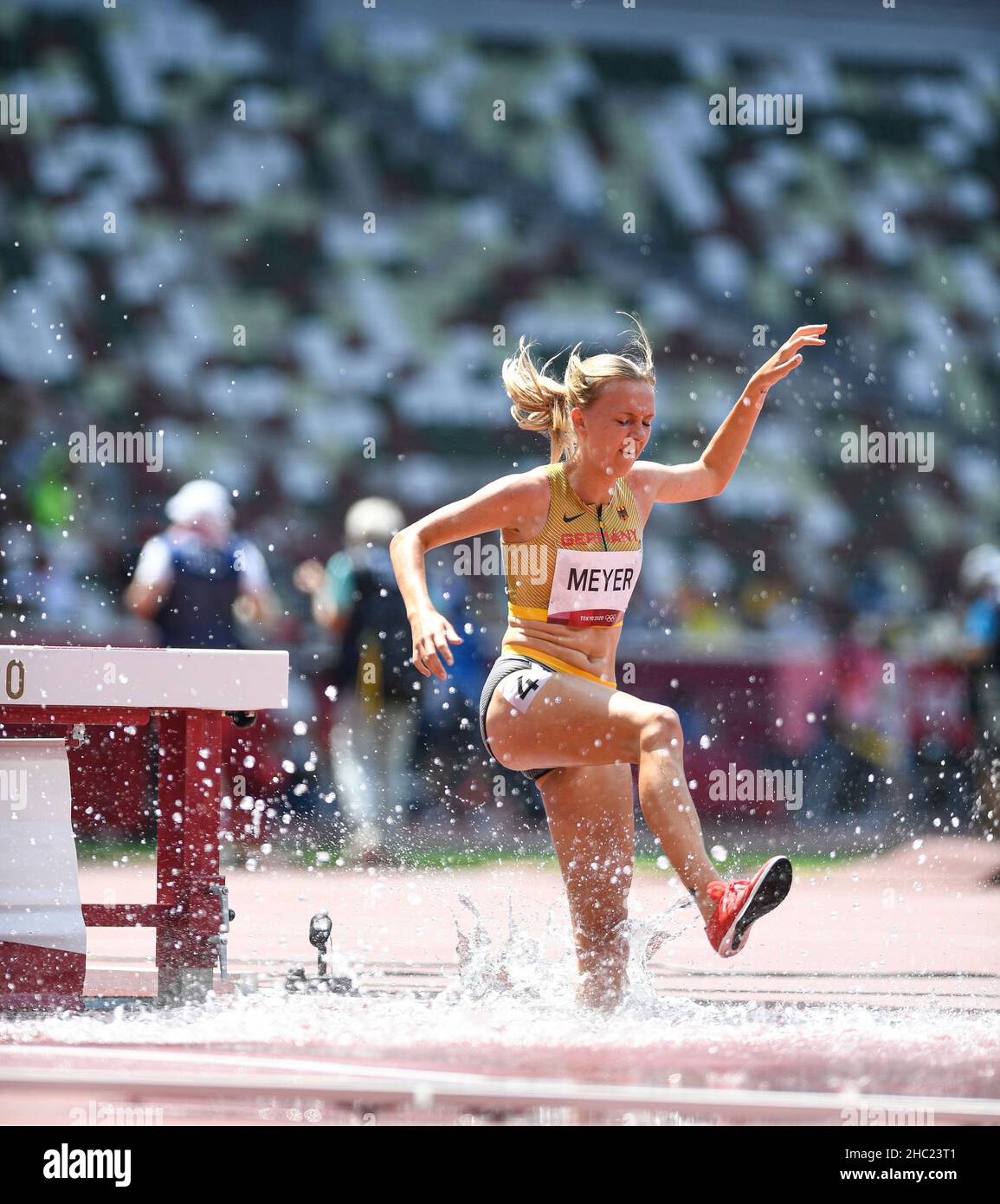 Lea Meyer participating in the 3000 meters steeplechase at the 2020 ...