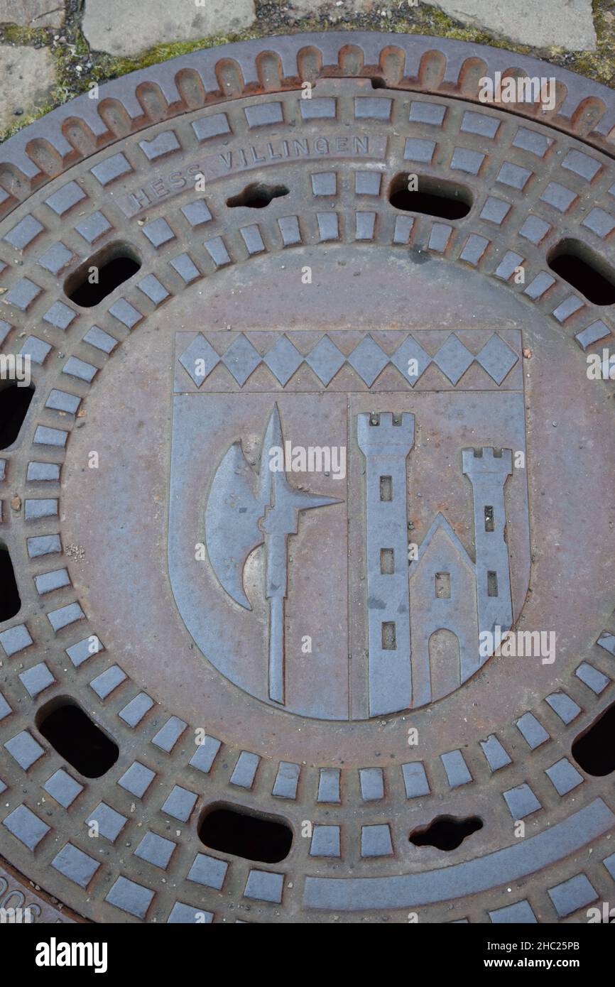 Manhole cover small hi-res stock photography and images - Alamy