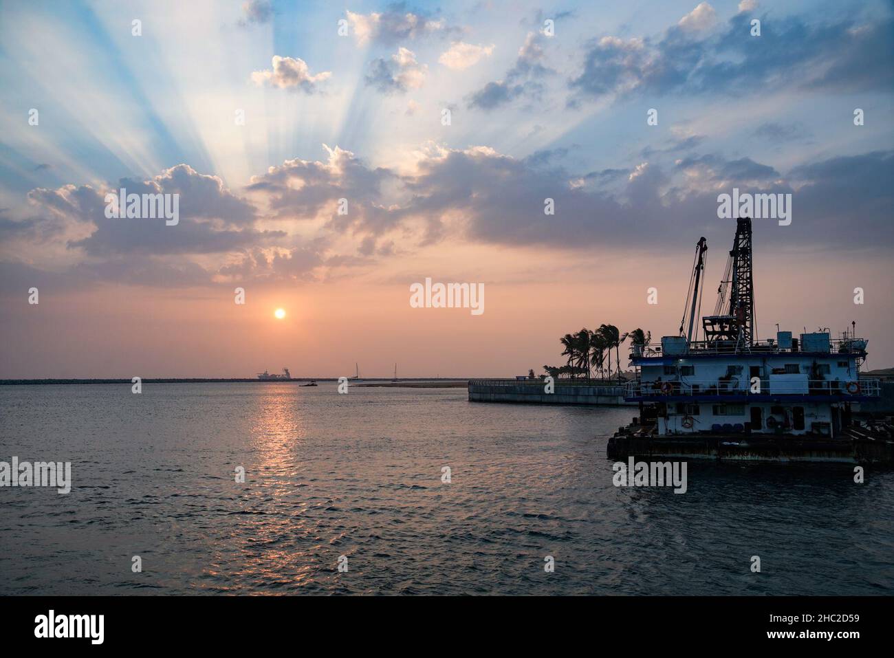 (211223) -- COLOMBO, Dec. 23, 2021 (Xinhua) -- Photo taken on Dec. 22 ...