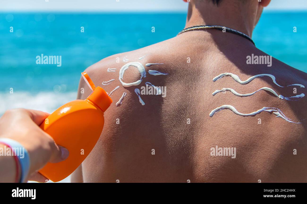 Man applying suntan lotion woman hi-res stock photography and images ...