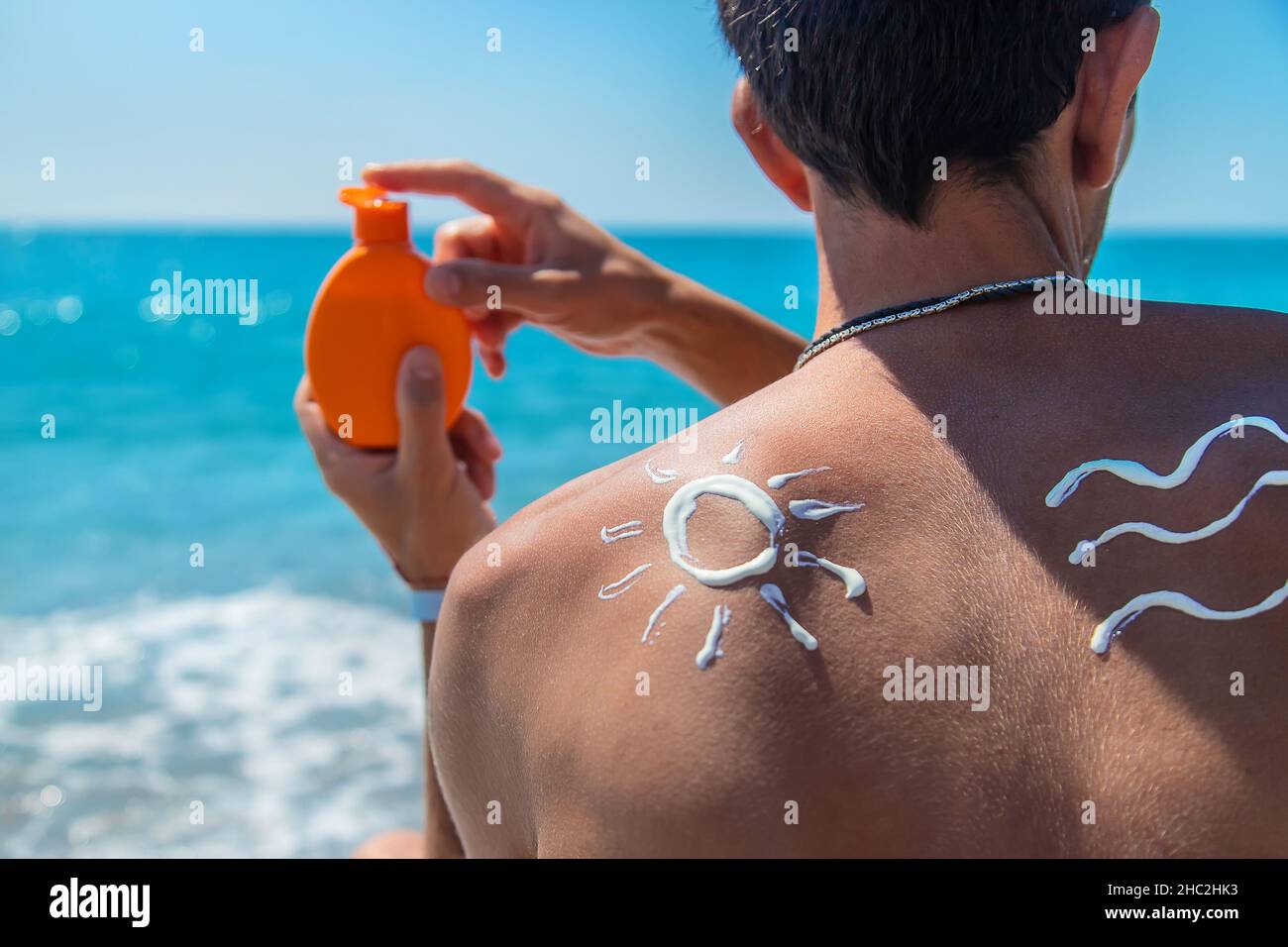 Man applying suntan lotion woman hi-res stock photography and images ...