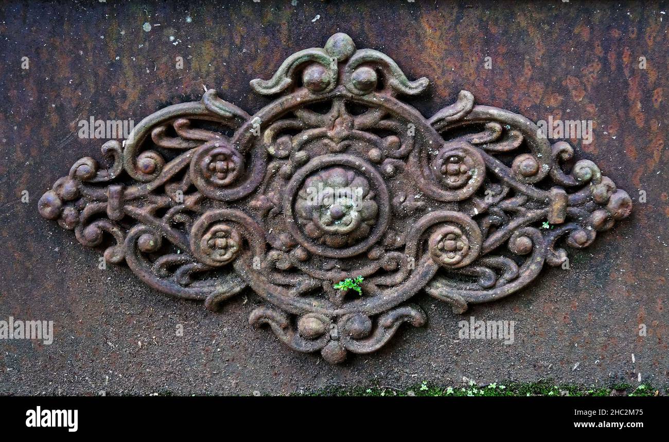 Metallic medallion on ancient gate Stock Photo - Alamy