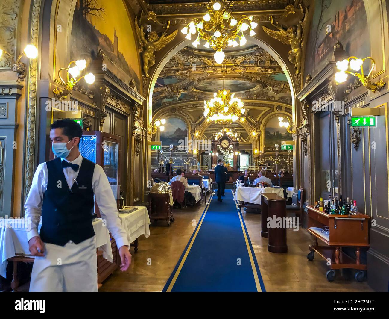 Trendy restaurant paris waiter hi-res stock photography and images - Alamy