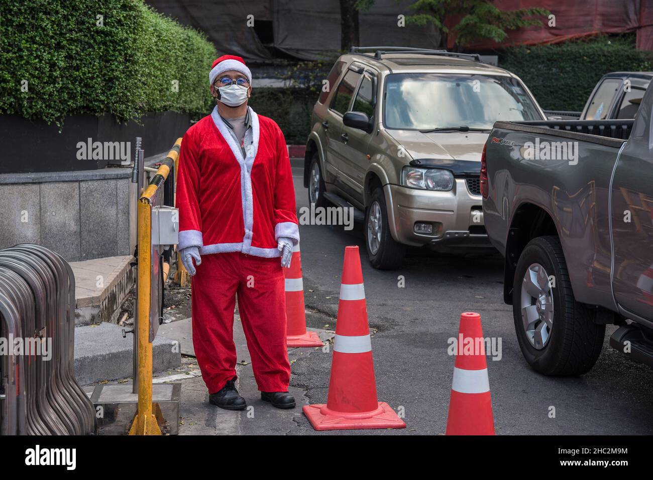 Bangkok, Thailand. 23rd Dec, 2021. A shopping mall's security guard ...