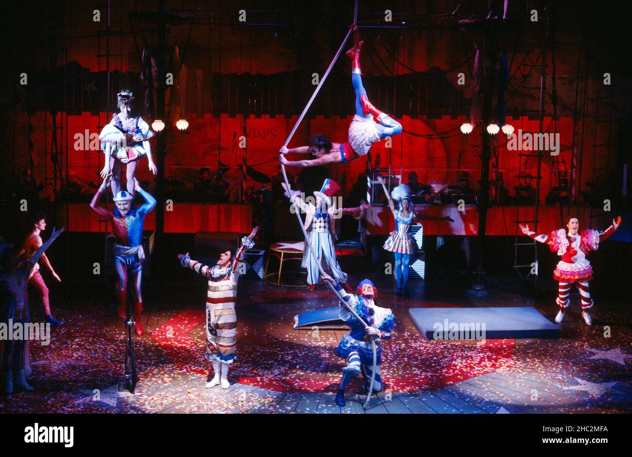 Circus artist trapeze hi-res stock photography and images - Alamy