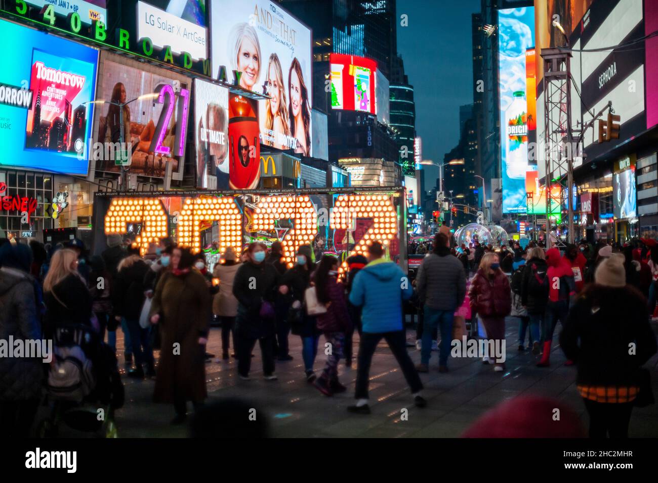 Visitors to Times Square in New York flock to the “2022” numbers on ...