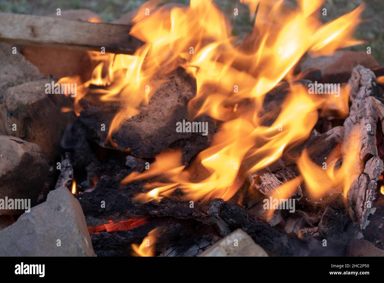 Small beach camping fire hi-res stock photography and images - Alamy