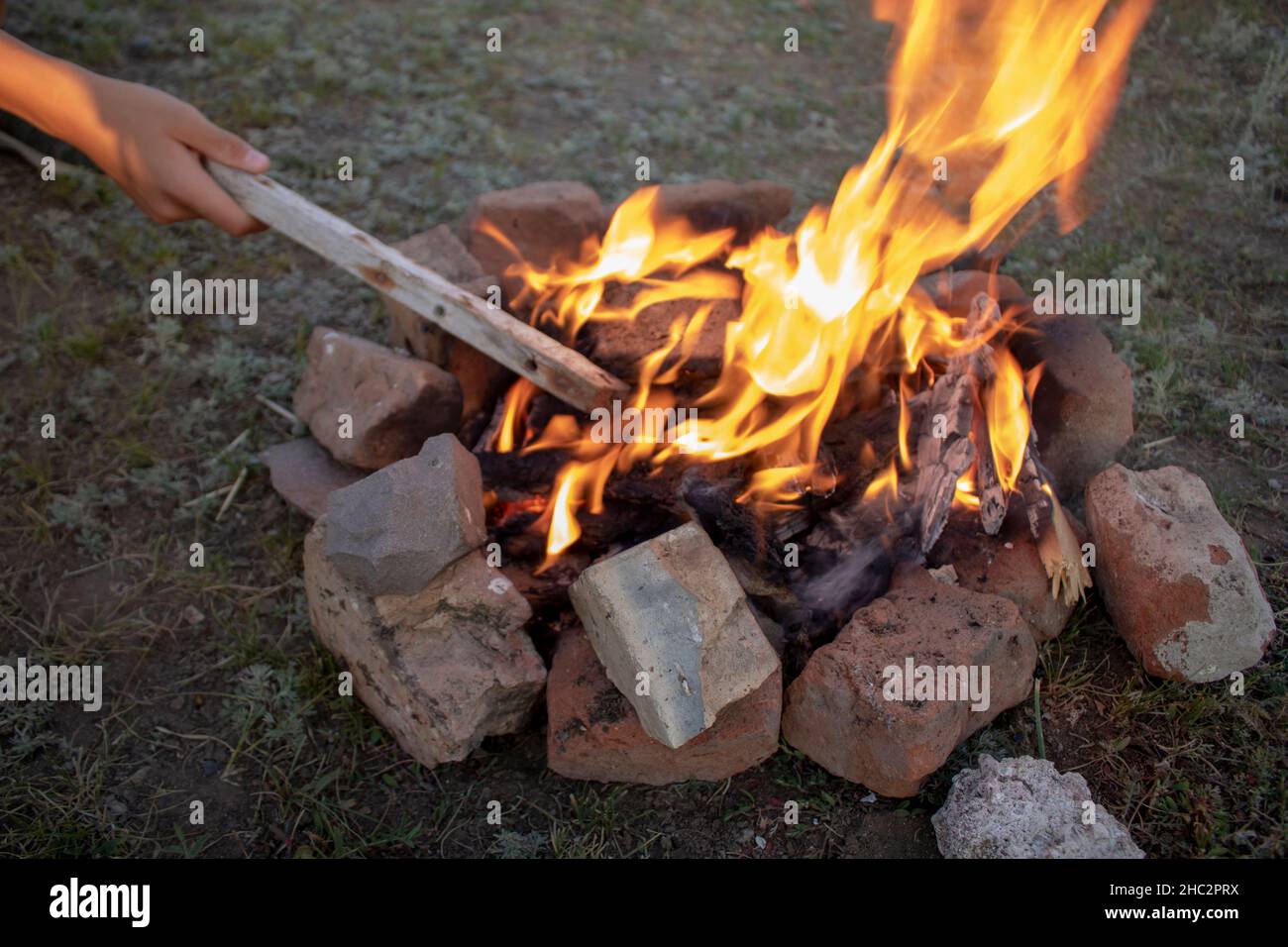 Baked potatoes in a bonfire, food in campfire Stock Photo - Alamy