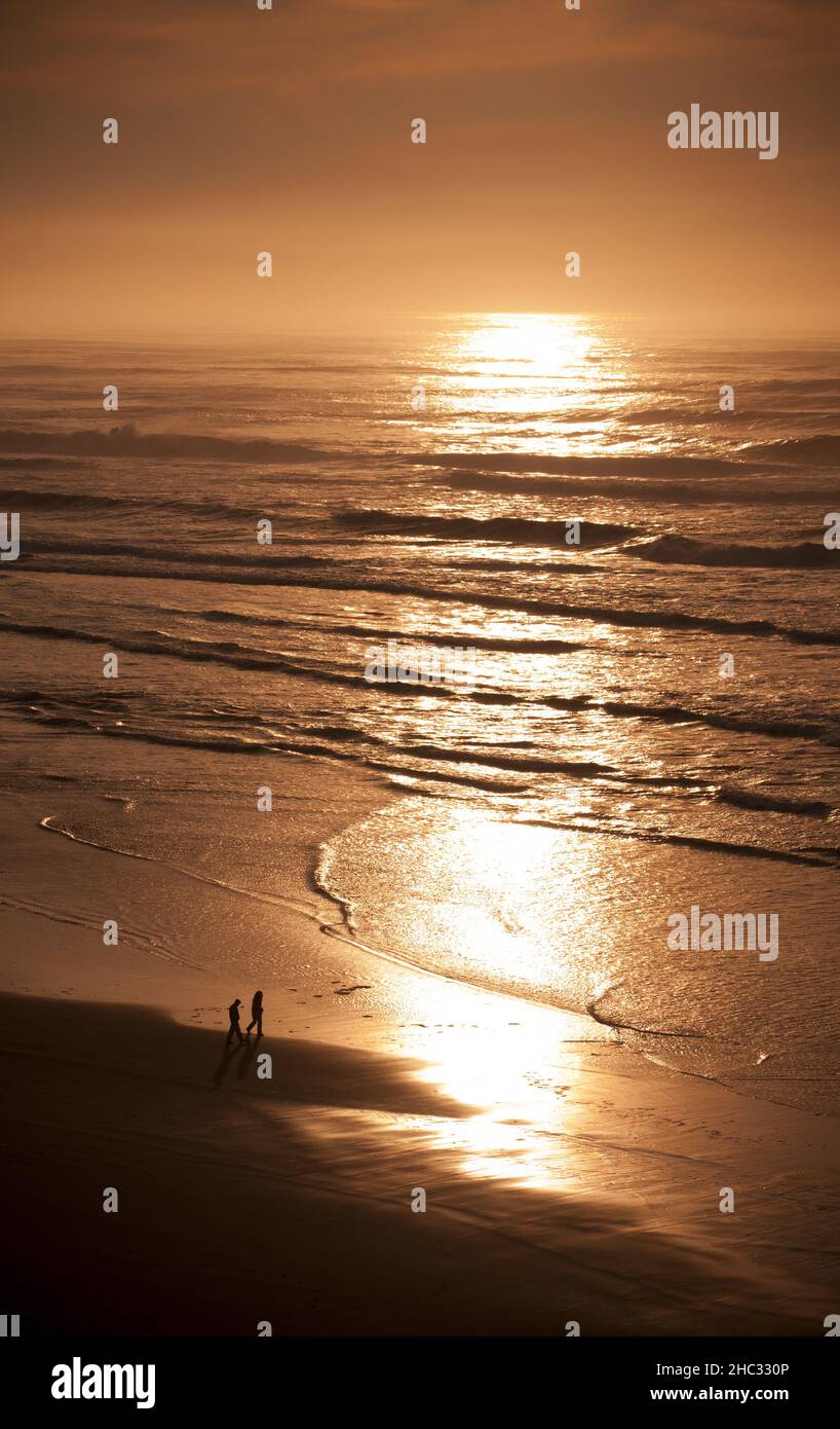 People walking along oregon coast hi-res stock photography and images ...